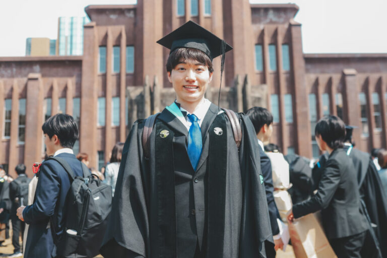 【東大卒業式2025】笑顔あふれる本郷キャンパスで、卒業生に突撃インタビュー | UmeeT